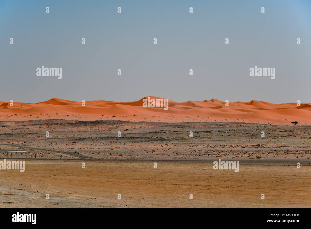 Red sand dunes riyadh hi-res stock photography and images - Alamy