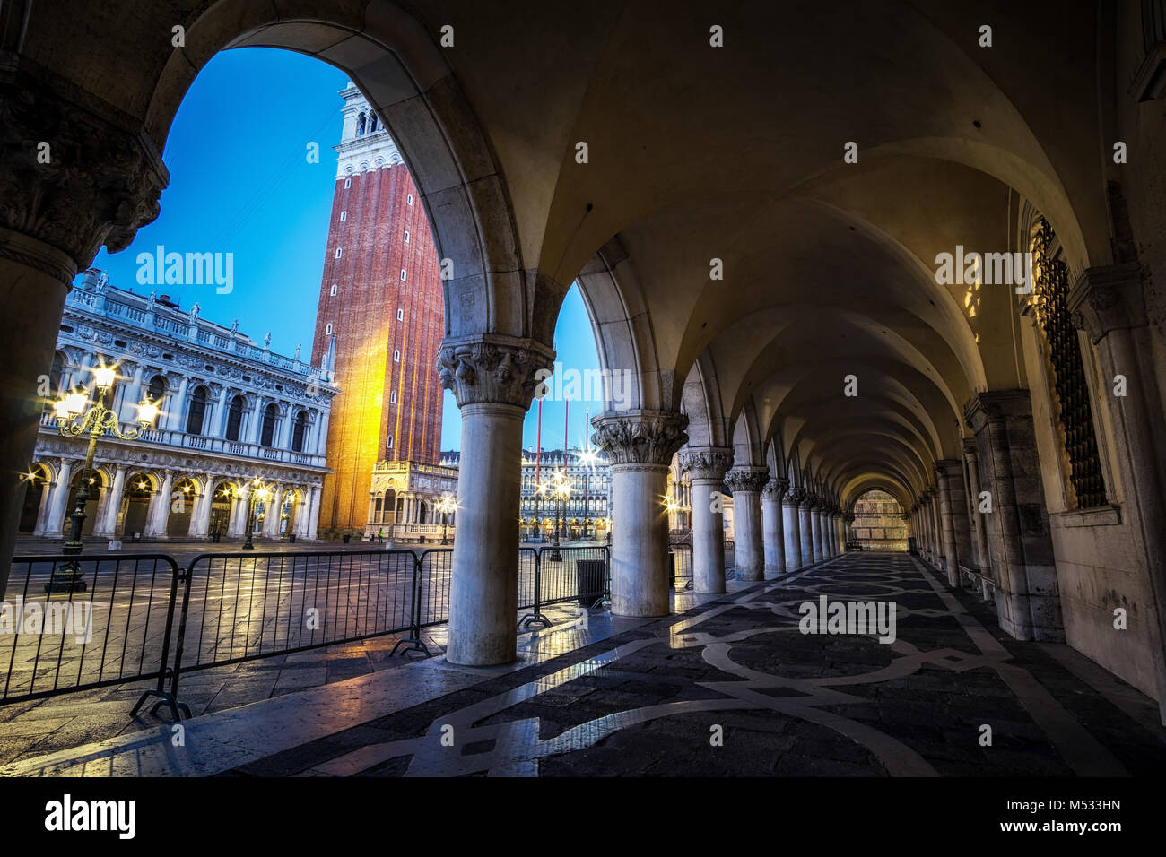 Doge Palace at night Stock Photo - Alamy