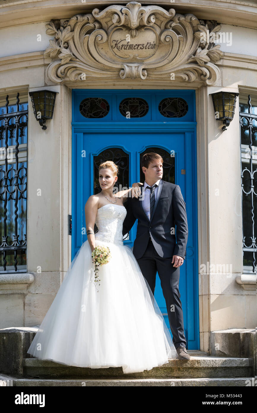 Young bride and groom Stock Photo - Alamy
