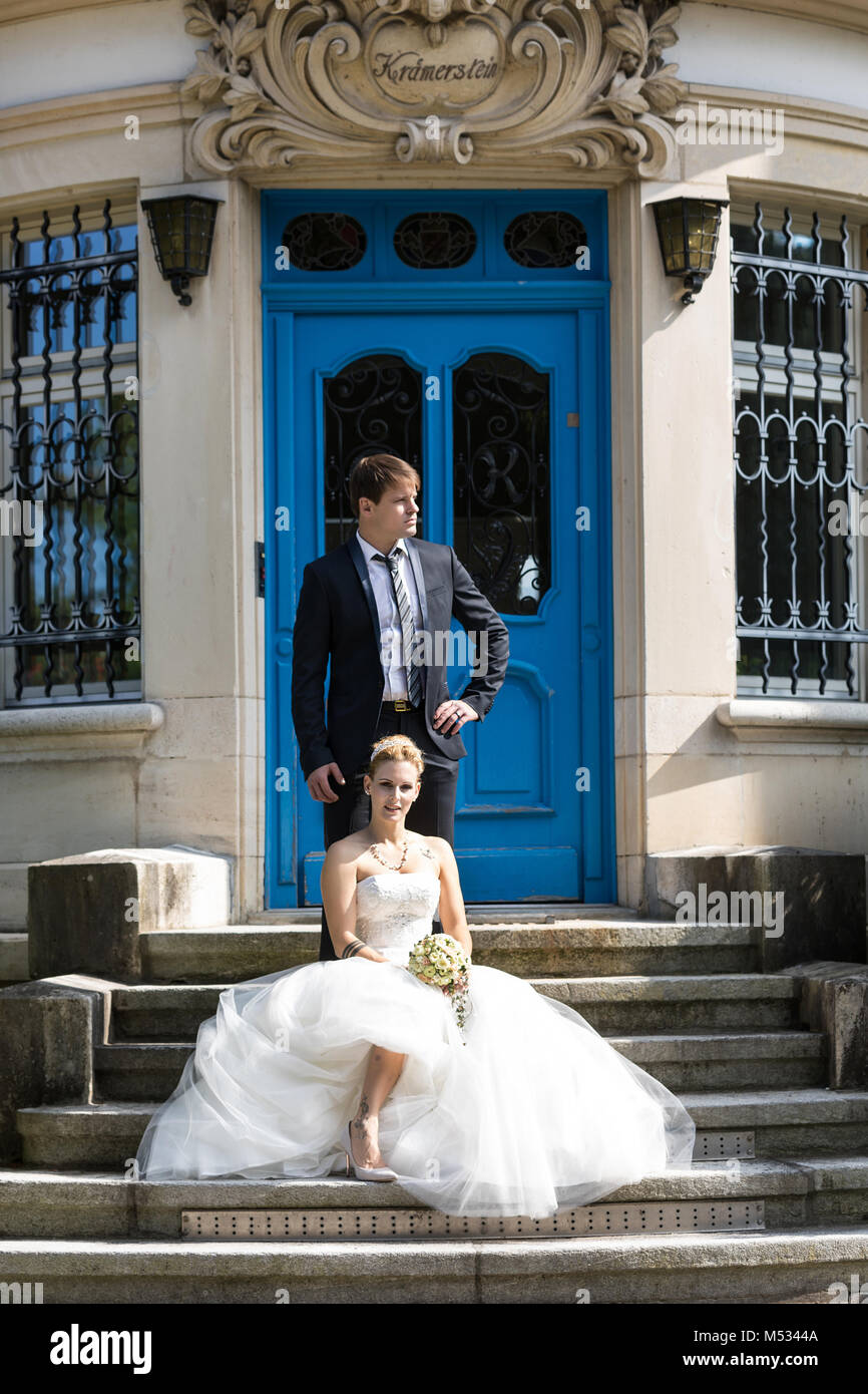 Young bride and groom Stock Photo - Alamy