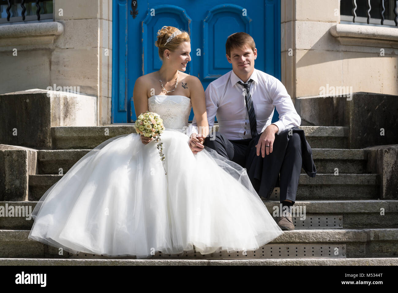 Young bride and groom Stock Photo - Alamy