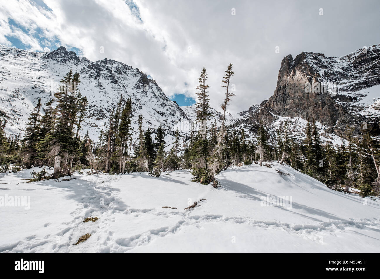 Snowy landscape with rocks and mountains Stock Photo - Alamy