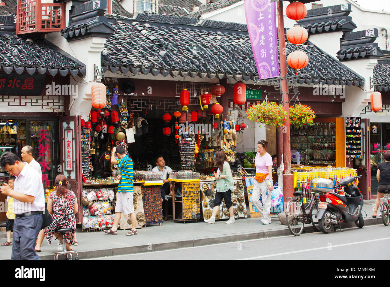 Urban scene outdoor hi-res stock photography and images - Alamy