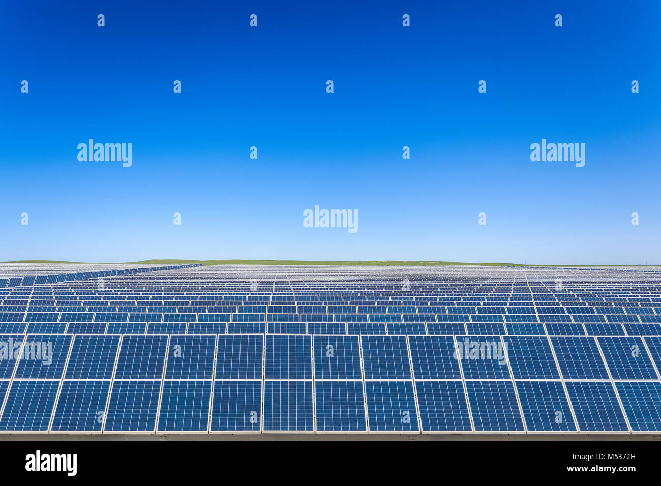 Solar energy farm hi-res stock photography and images - Alamy