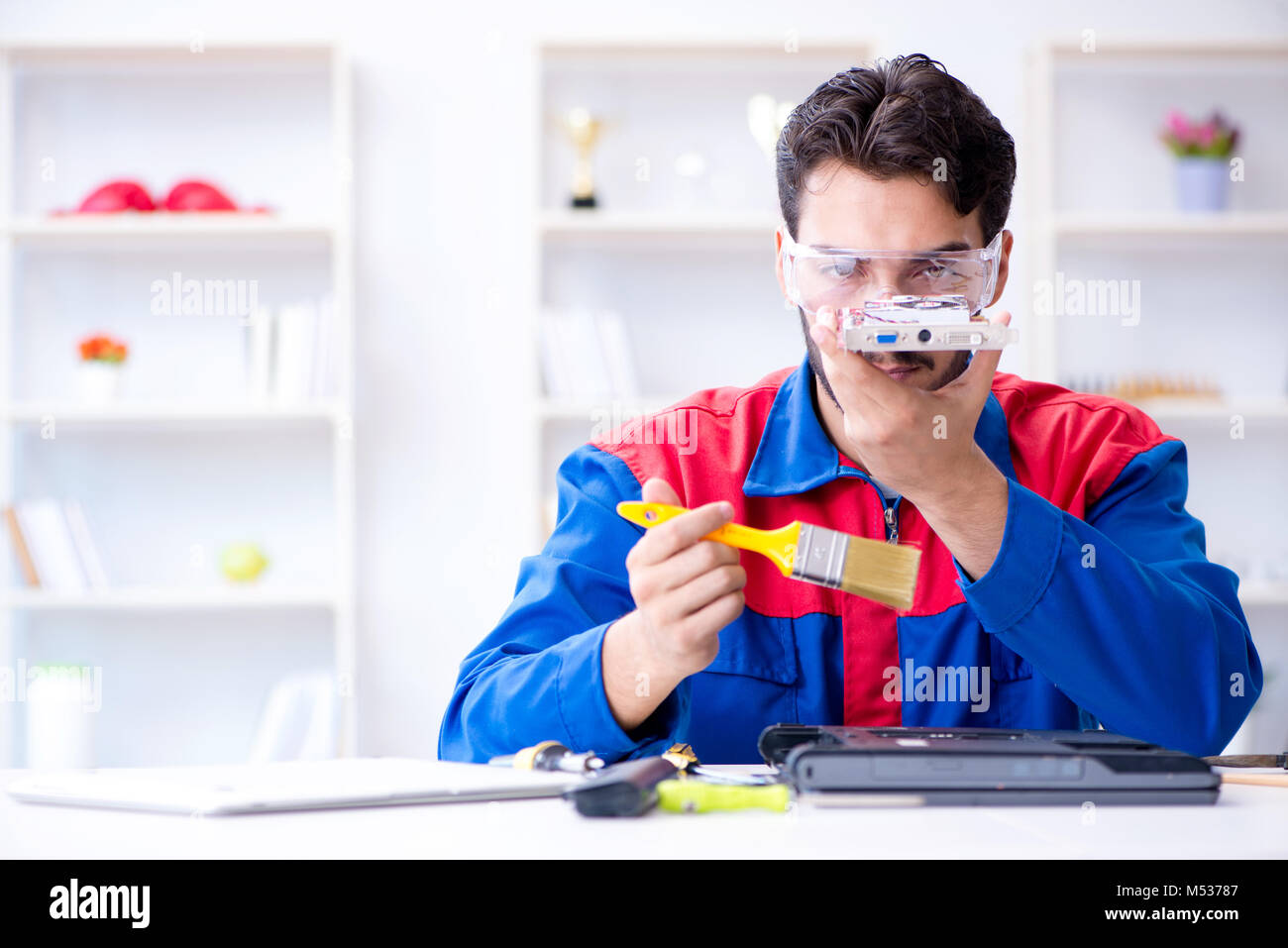 Repairman working in technical support fixing computer laptop tr Stock ...