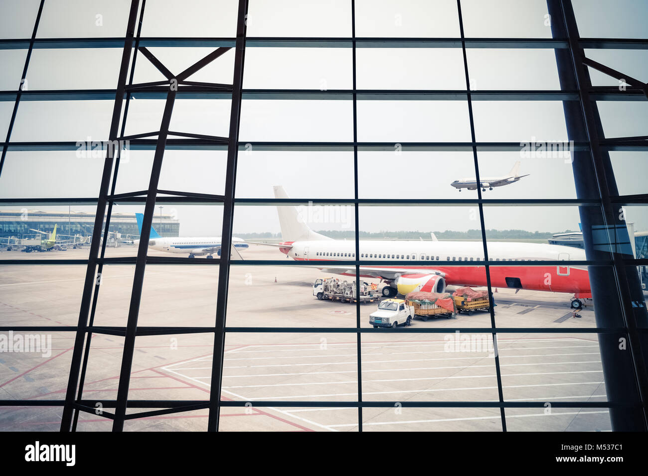 Airport scene hi-res stock photography and images - Alamy