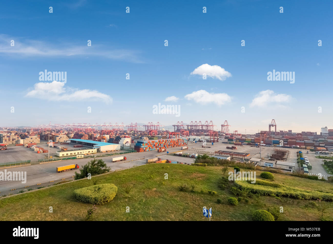 Shanghai container terminal hi-res stock photography and images - Alamy