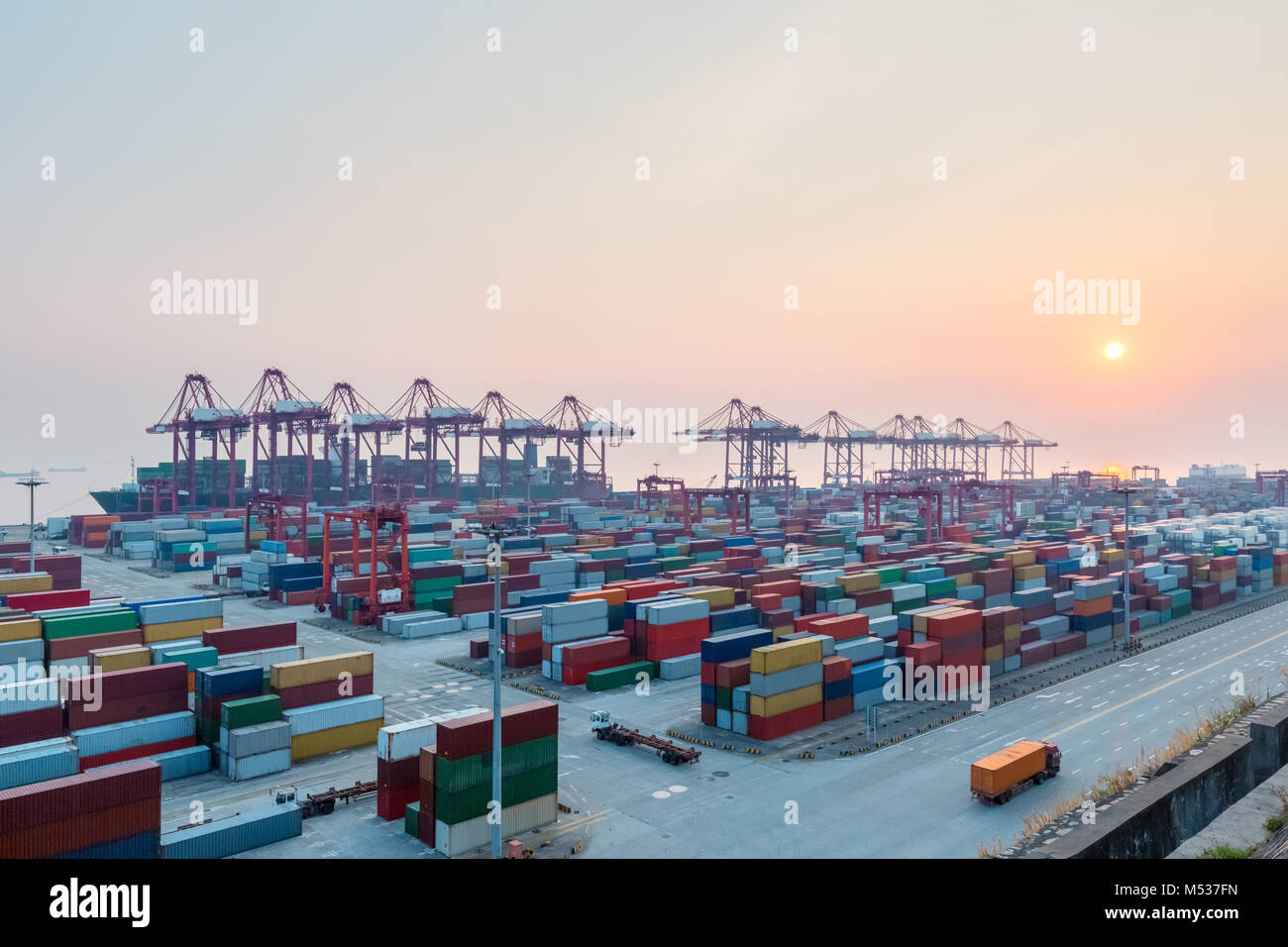 Port shanghai hi-res stock photography and images - Alamy