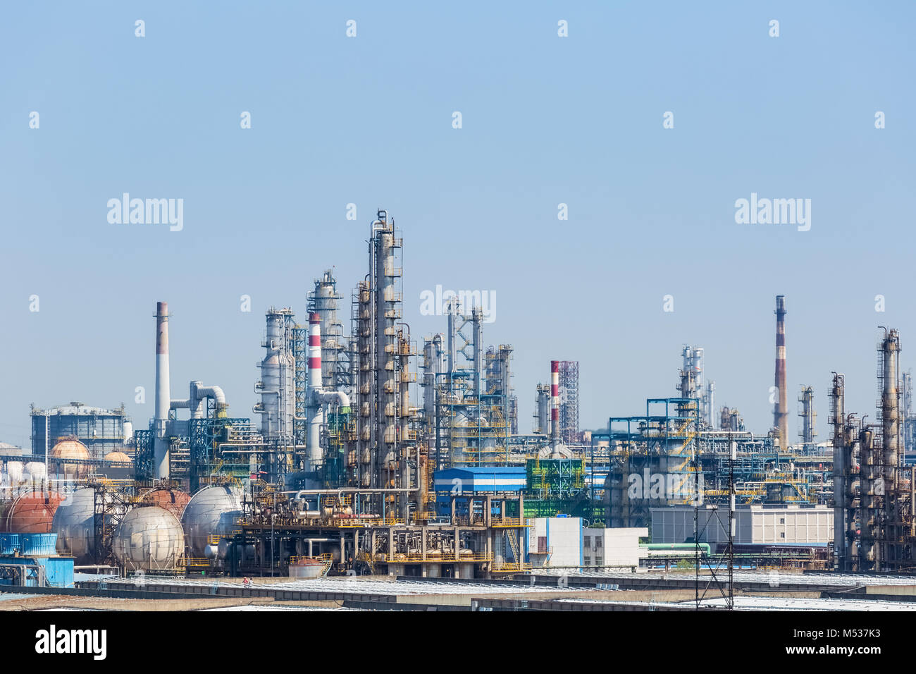 Crude oil refinery distillation tower hi-res stock photography and images - Alamy