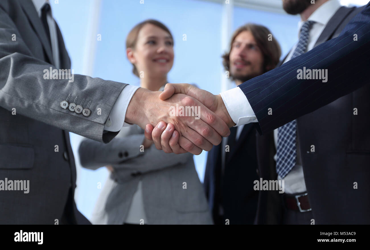 welcome and handshake business people Stock Photo - Alamy