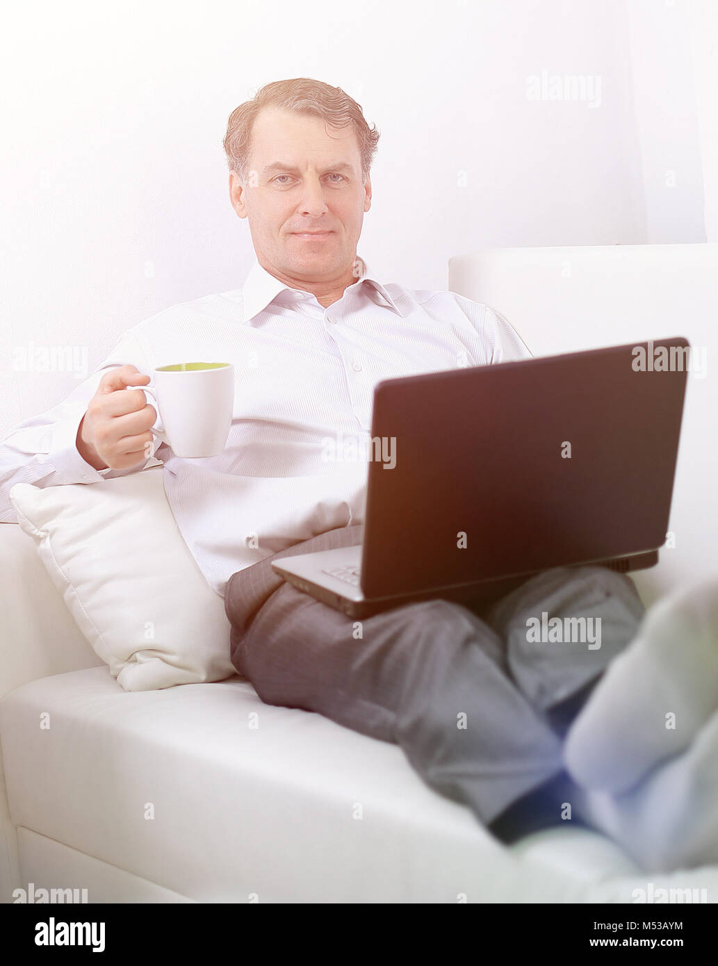 Men drinking tea in hotel hi-res stock photography and images - Alamy