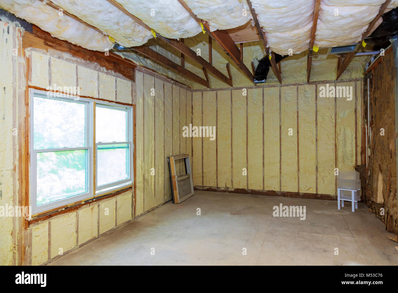 thermal and hidro insulation with spray foam at house construction ...