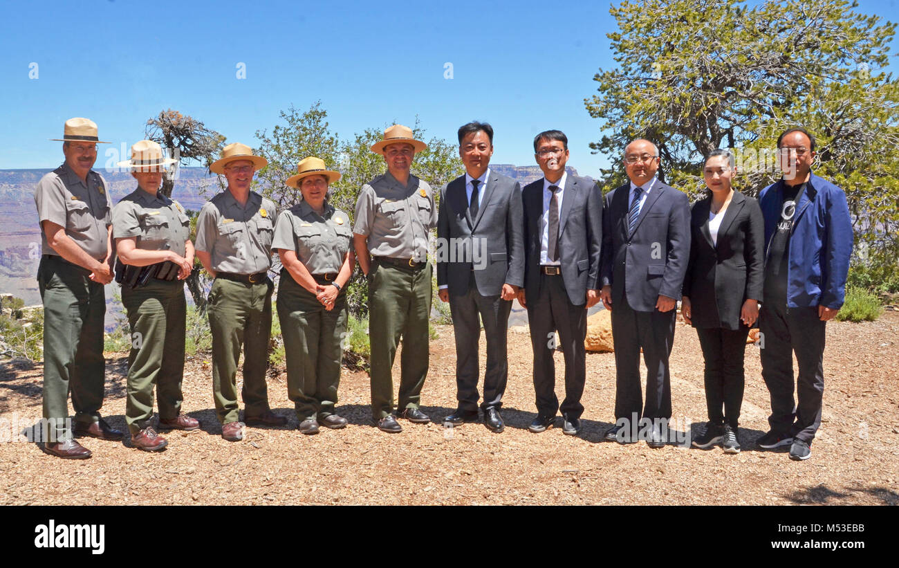 Signing ceremony hi-res stock photography and images - Alamy