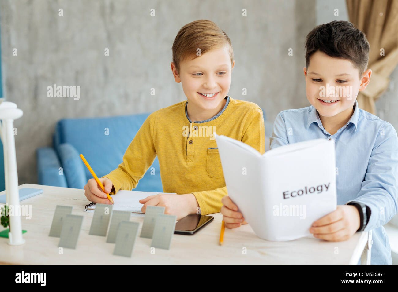 Schoolchildren book hi-res stock photography and images - Alamy