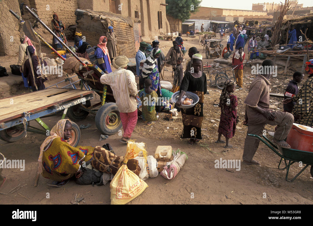 Mali. Gao. Sahel. Market at harbour. Niger river Stock Photo - Alamy