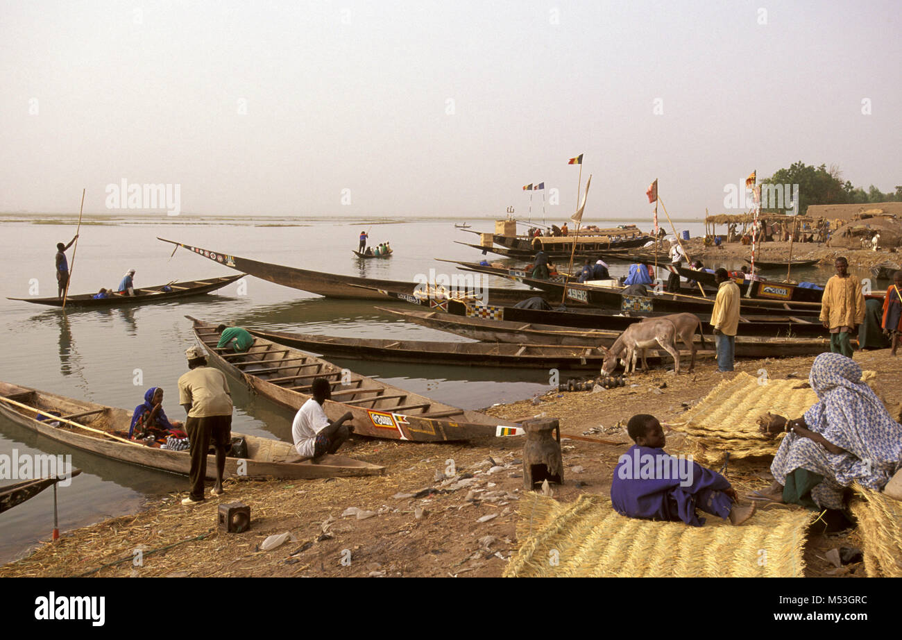 Mali. Gao. Sahel. Boats in harbour. Niger river Stock Photo - Alamy