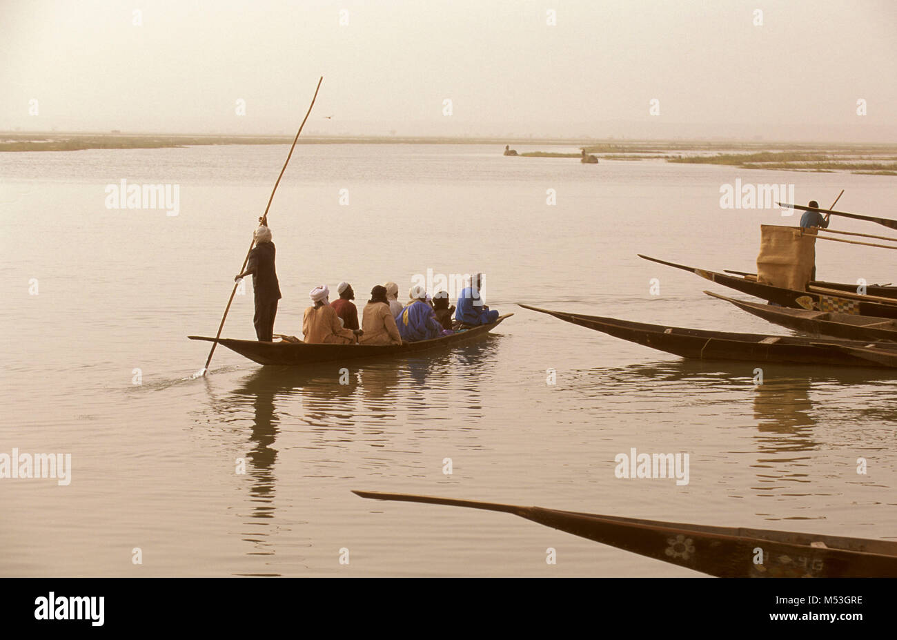 Mali. Gao. Sahel. Niger river. People in boat. Harbour Stock Photo - Alamy