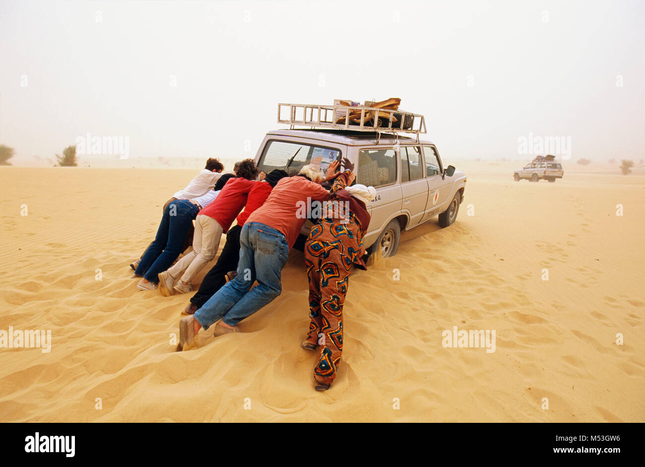 Mali. Bamba, Gao. Sahara desert. Sahel.Tourists pushing broken 4x4 car ...