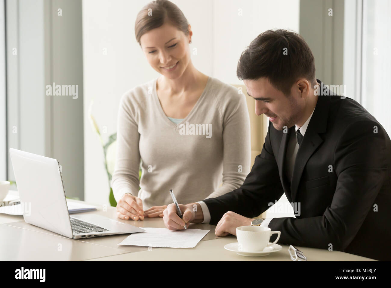 Female and male business leaders signing contract Stock Photo - Alamy