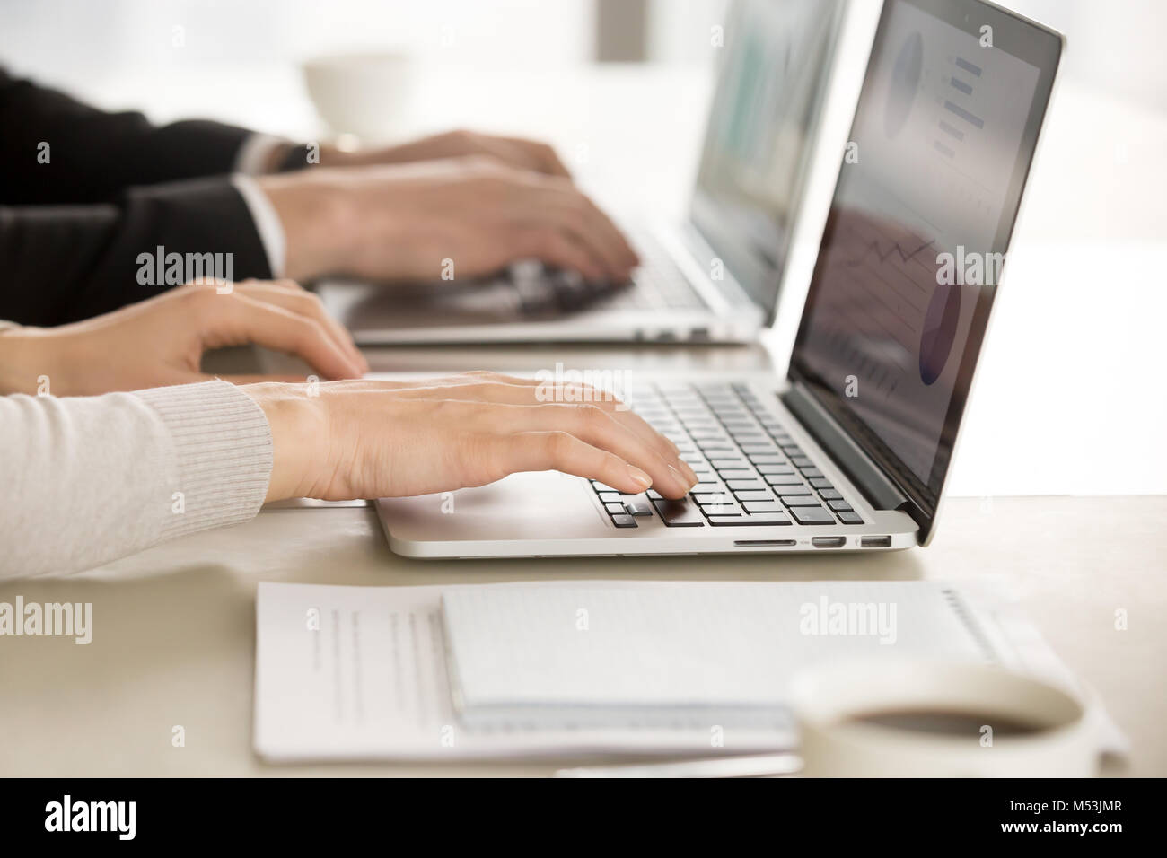 Business growth chart computer hi-res stock photography and images - Alamy