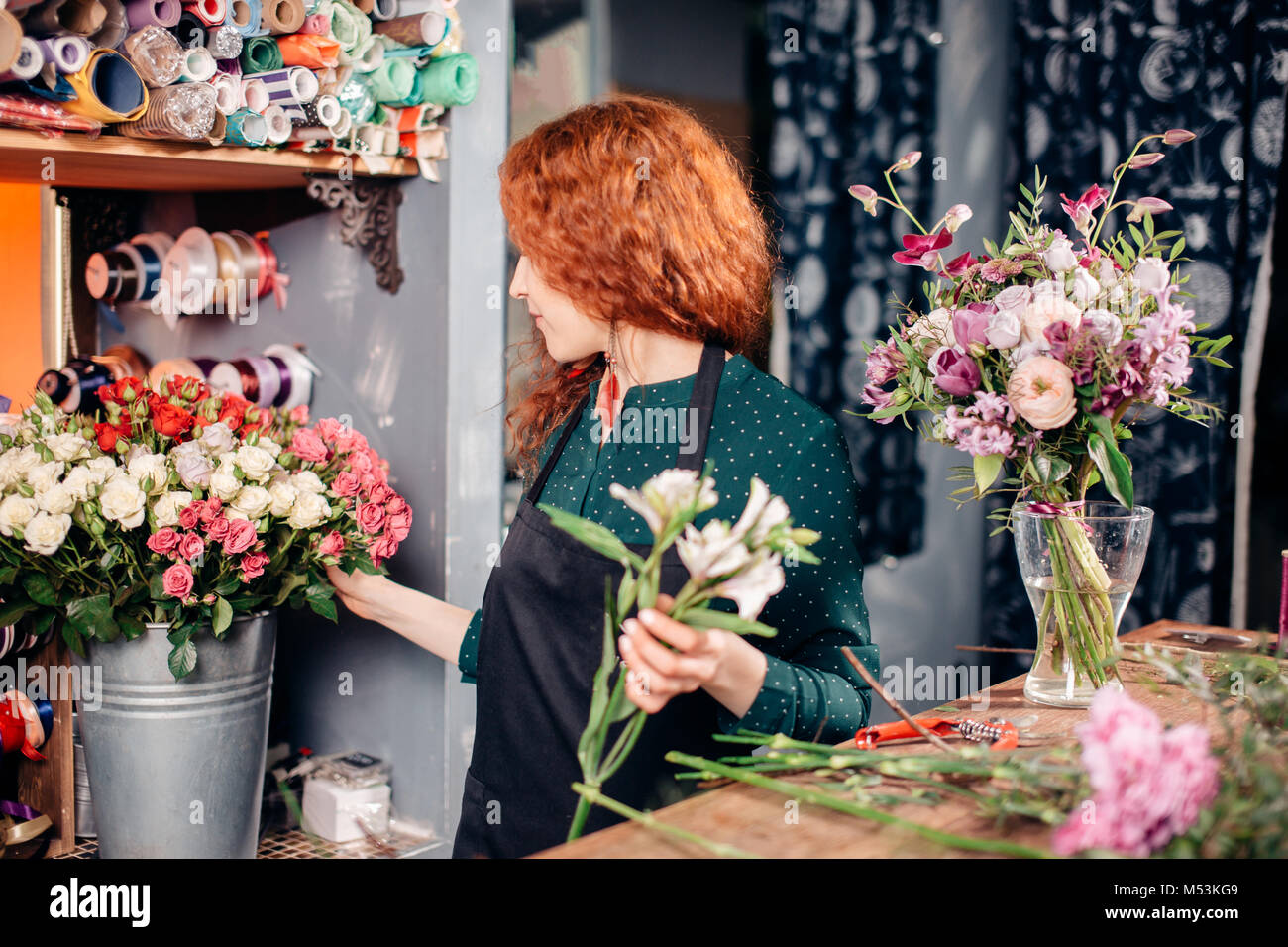 Florist working hi-res stock photography and images - Alamy