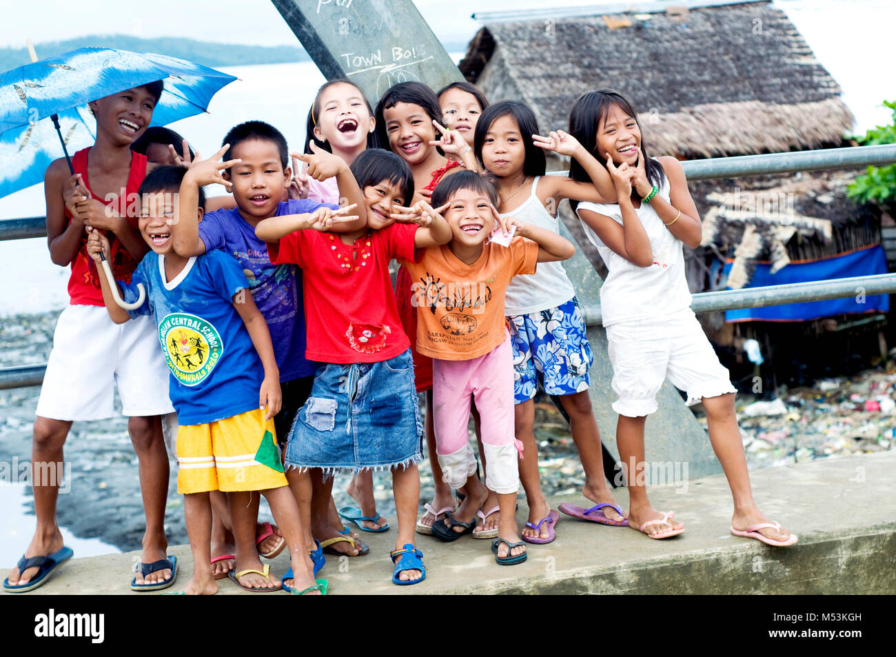 Portside slum scene tacloban leyte philippines Stock Photo - Alamy