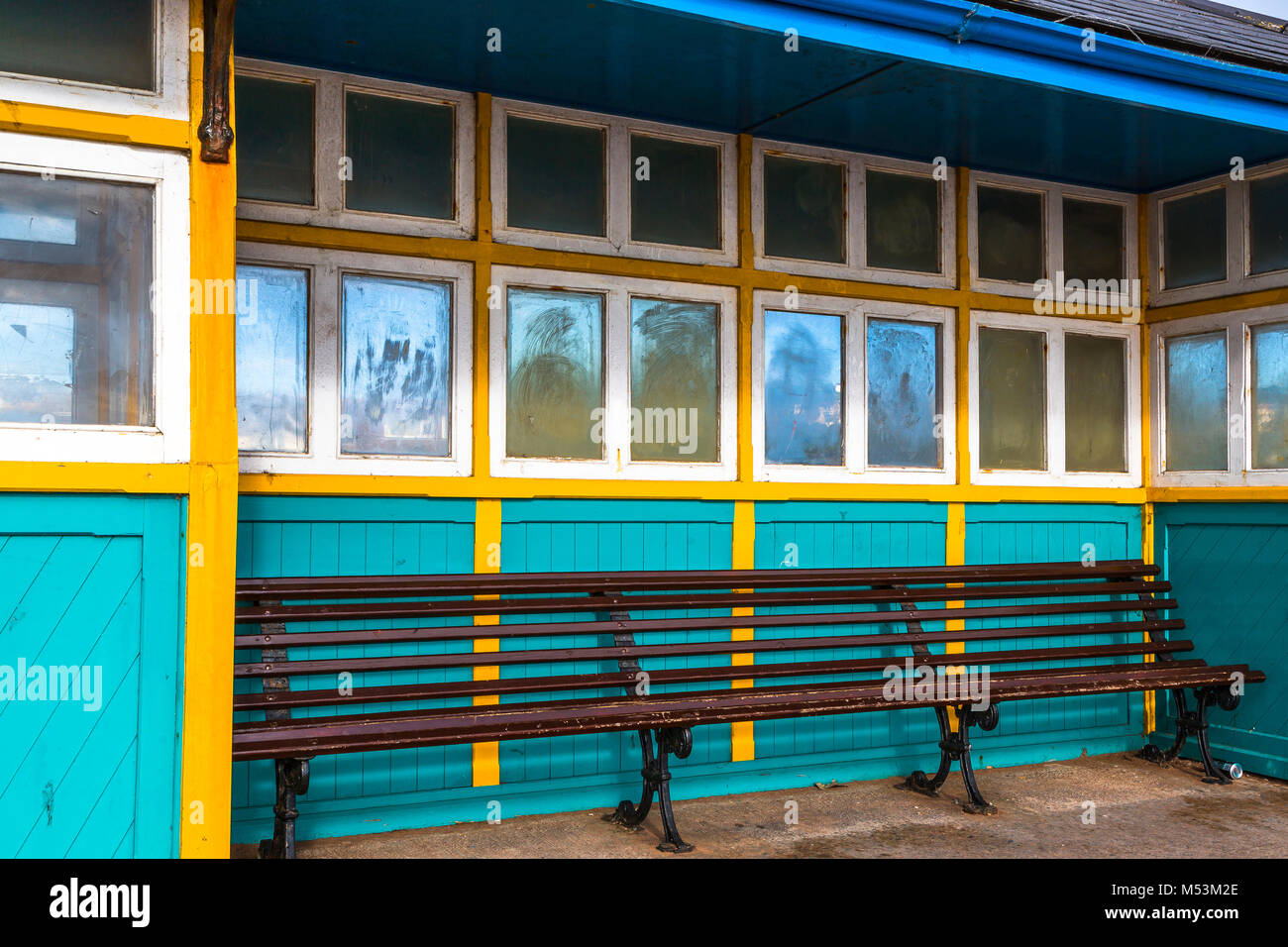 Paignton promenade shelter hi-res stock photography and images - Alamy