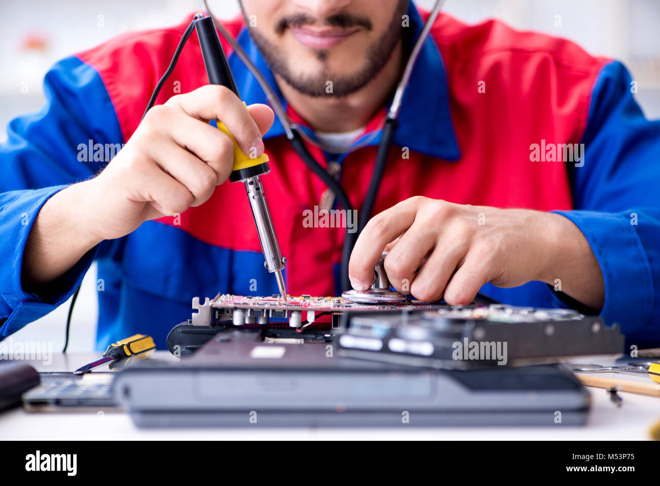 Repairman working in technical support fixing computer laptop tr Stock ...