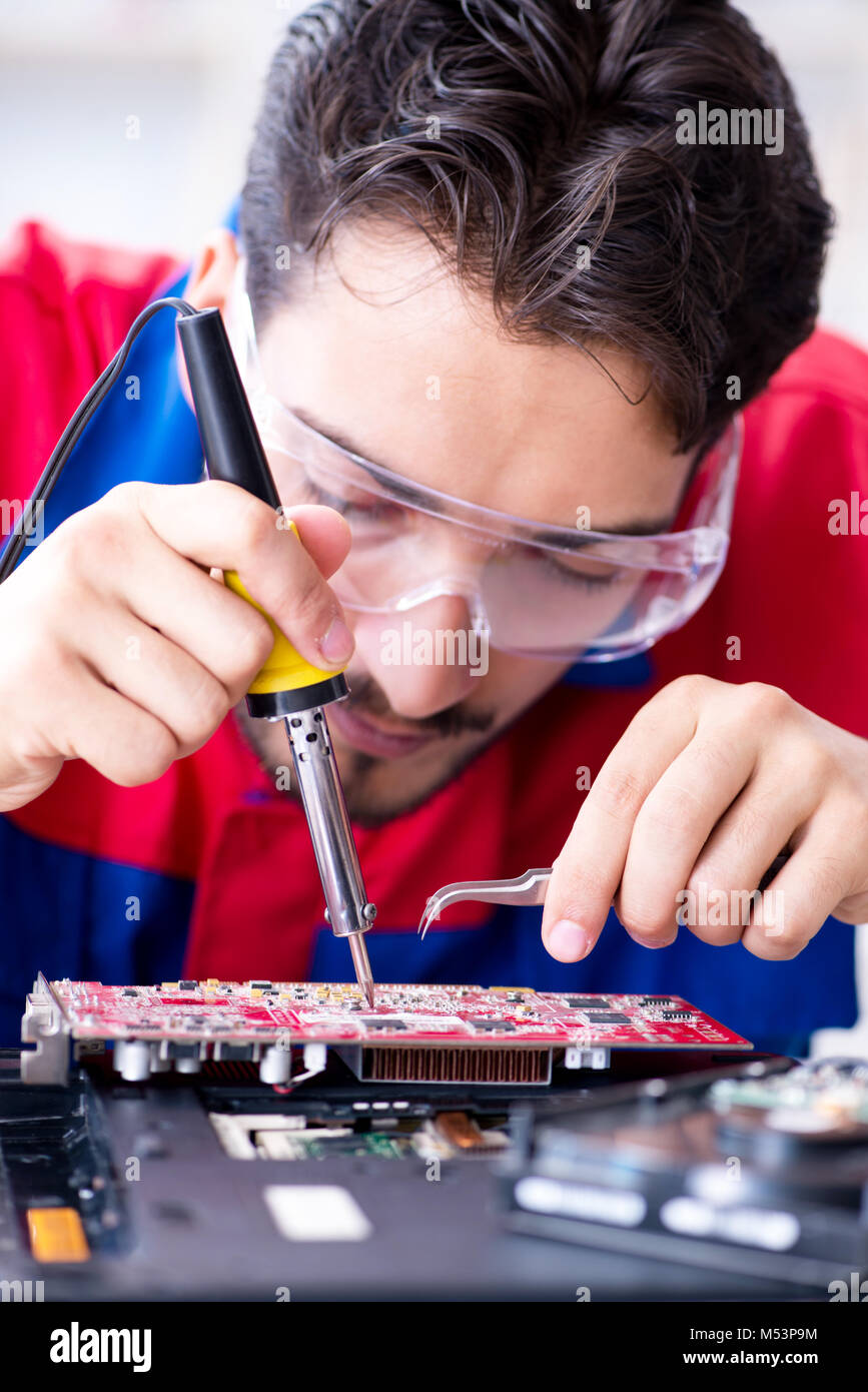Repairman working in technical support fixing computer laptop tr Stock ...