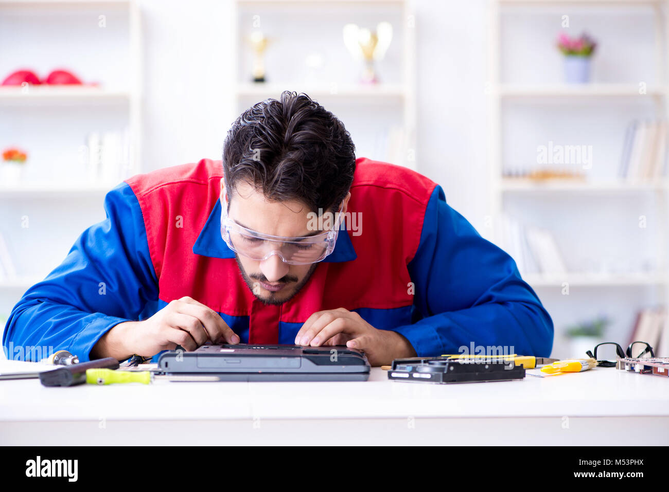 Repairman working in technical support fixing computer laptop tr Stock ...