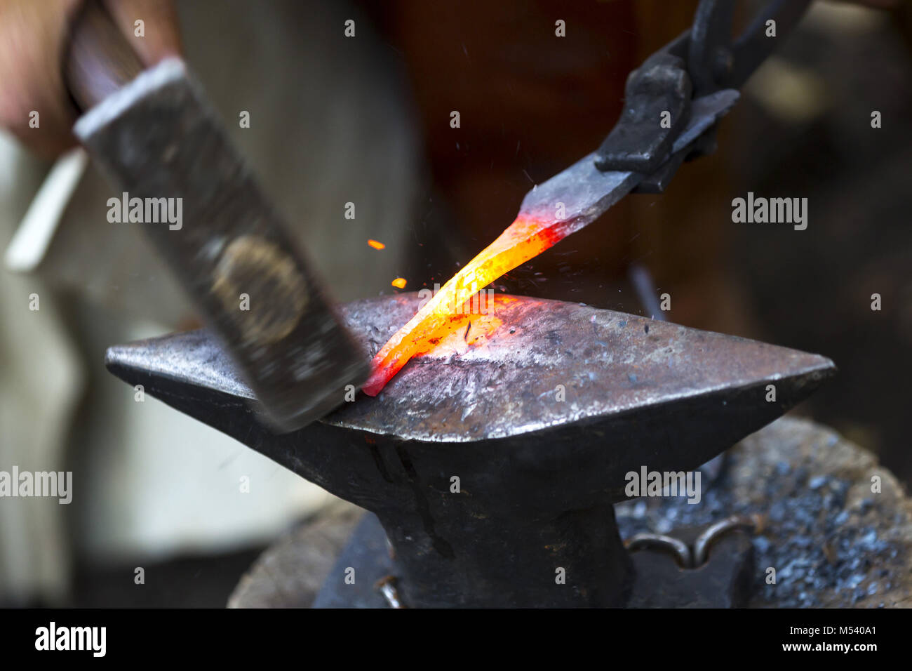 Blacksmith hammering hot metal hi-res stock photography and images - Alamy