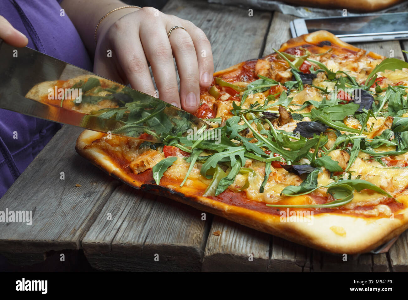 Cutting pizza. Homemade pizza Stock Photo - Alamy