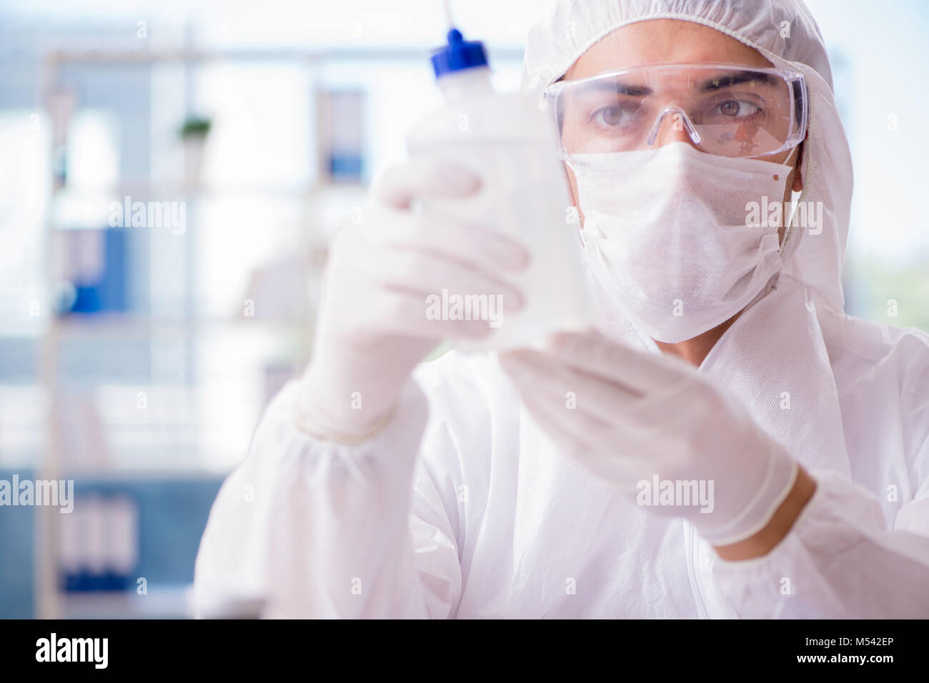 Chemist working in the lab Stock Photo - Alamy