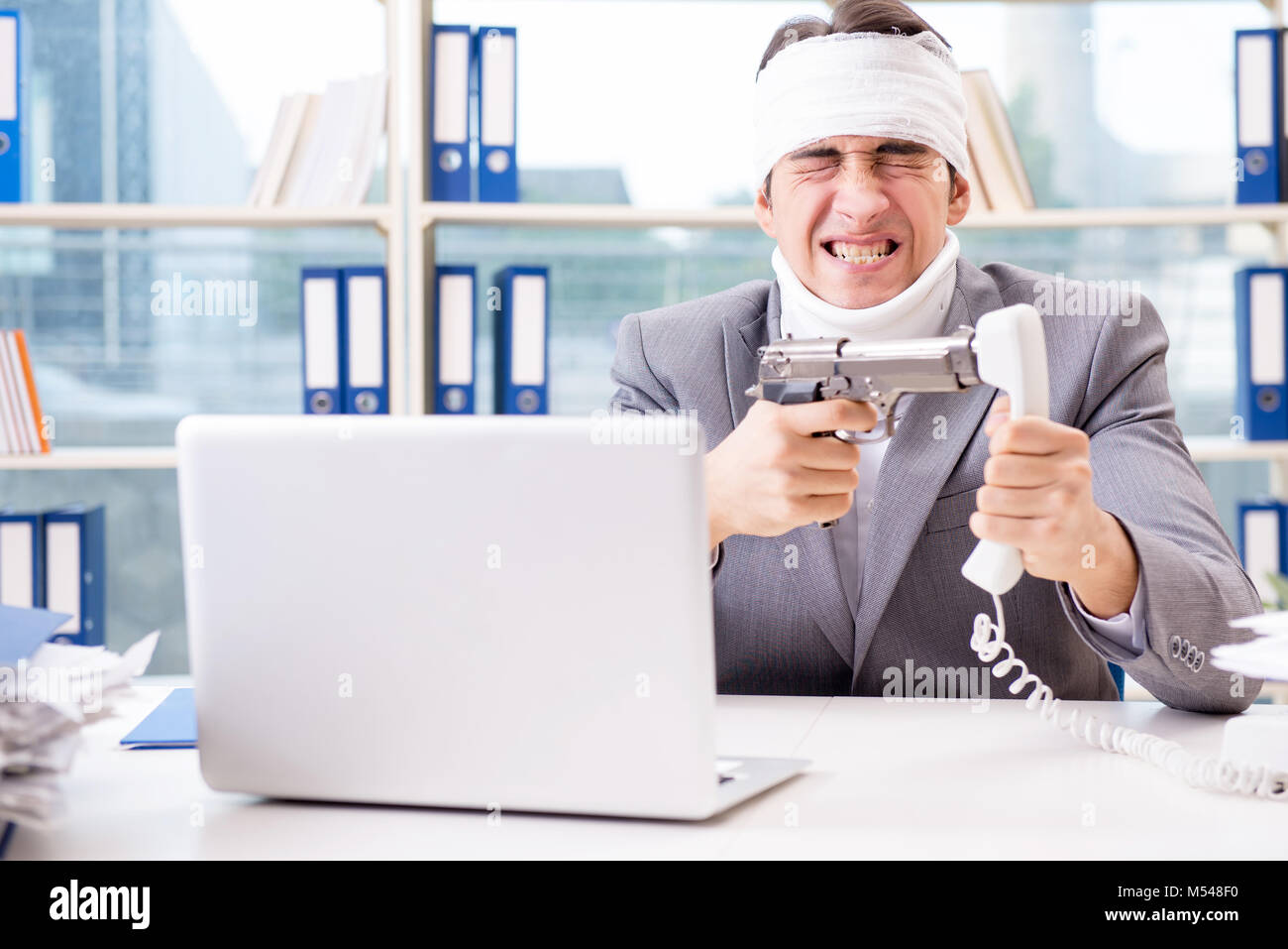 Injured businessman working in the office Stock Photo - Alamy