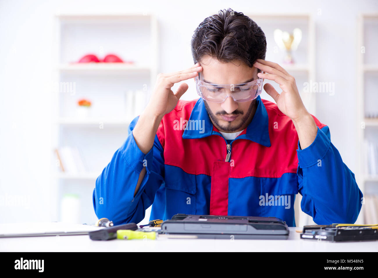 Repairman working in technical support fixing computer laptop tr Stock ...
