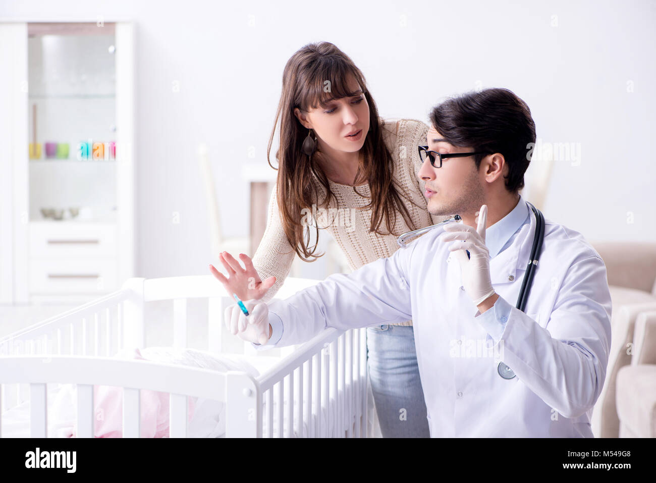 Doctor explaining to young mother Stock Photo - Alamy