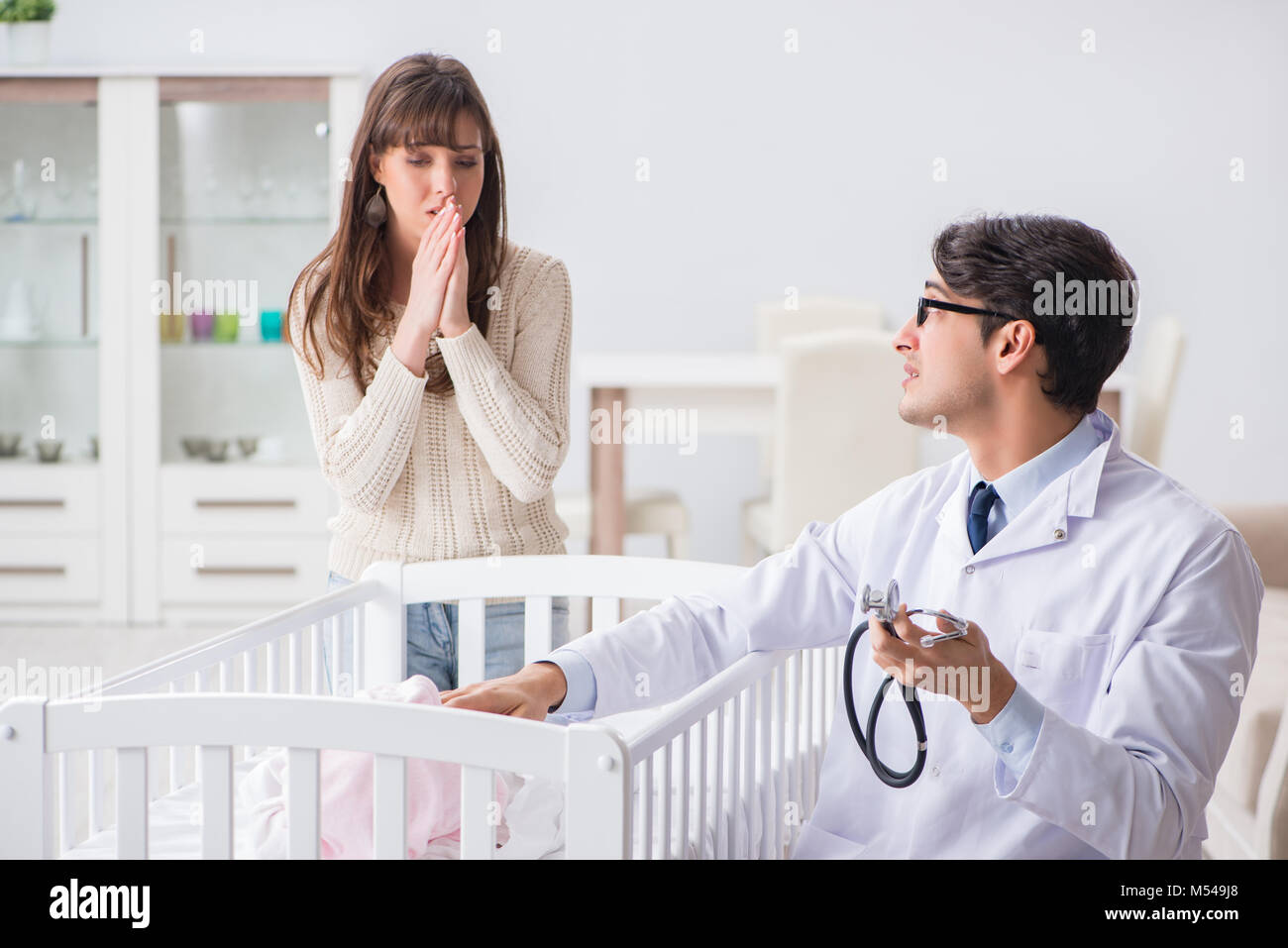 Doctor explaining to young mother Stock Photo - Alamy