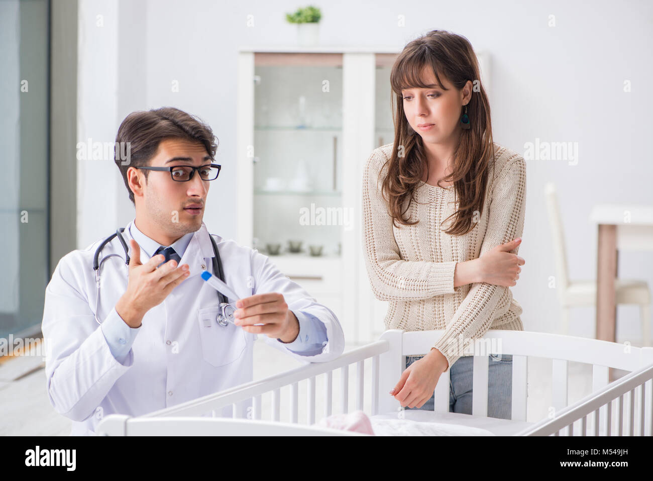 Doctor explaining to young mother Stock Photo - Alamy