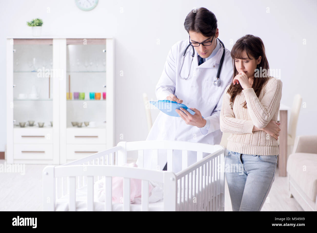 Doctor explaining to young mother Stock Photo - Alamy