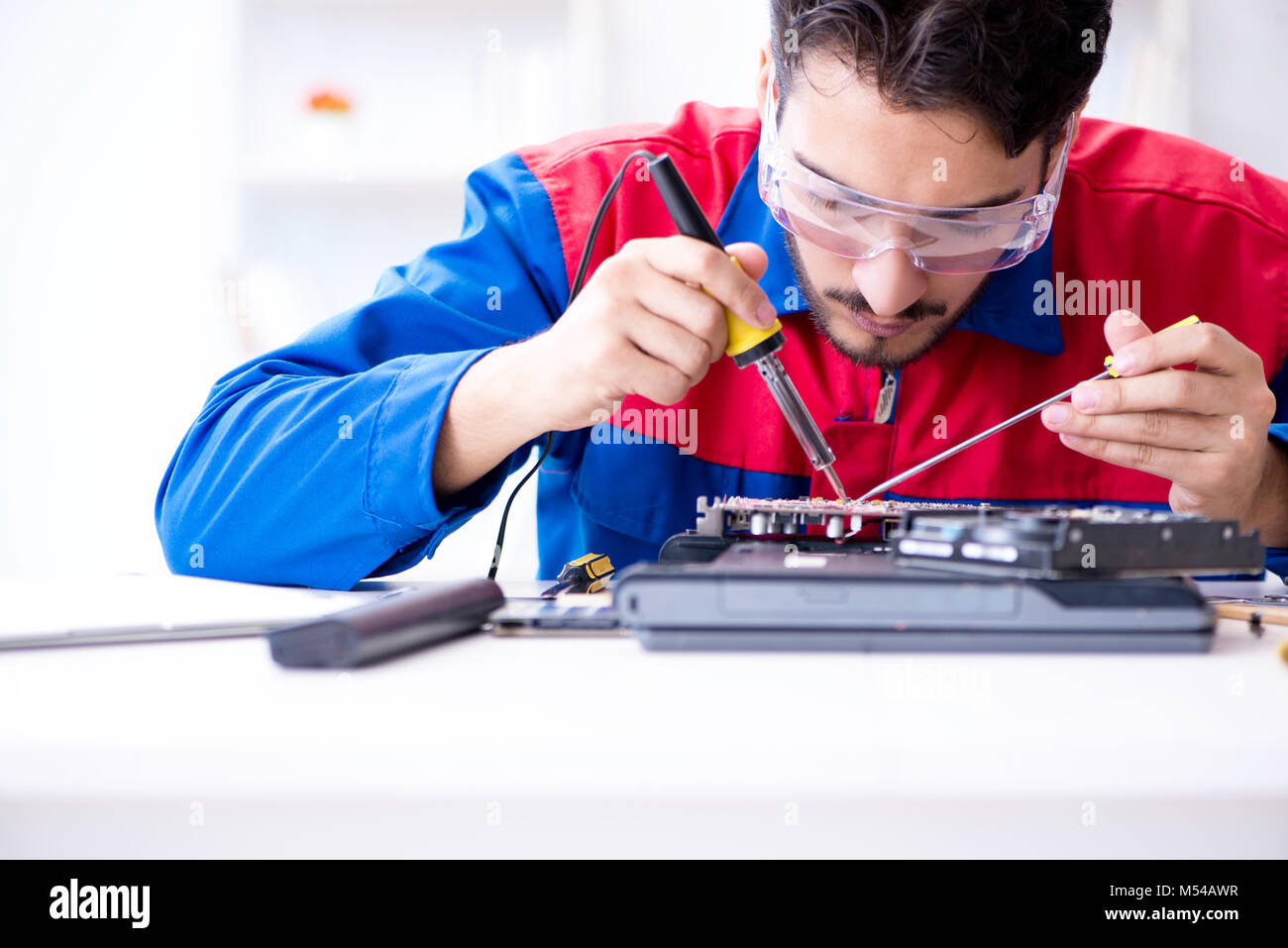 Repairman working in technical support fixing computer laptop tr Stock ...