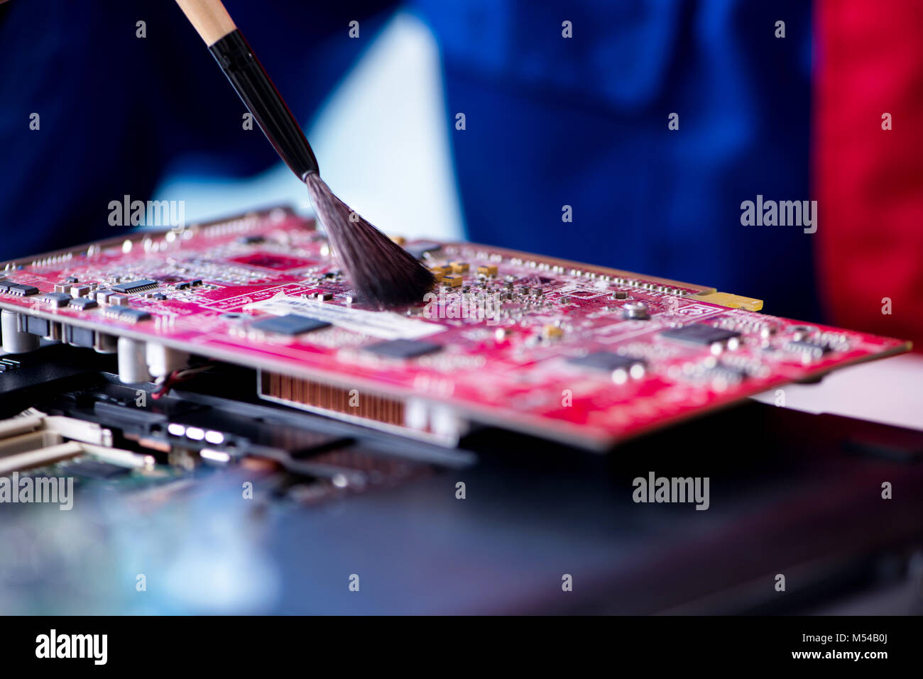 Repairman working in technical support fixing computer laptop tr Stock ...