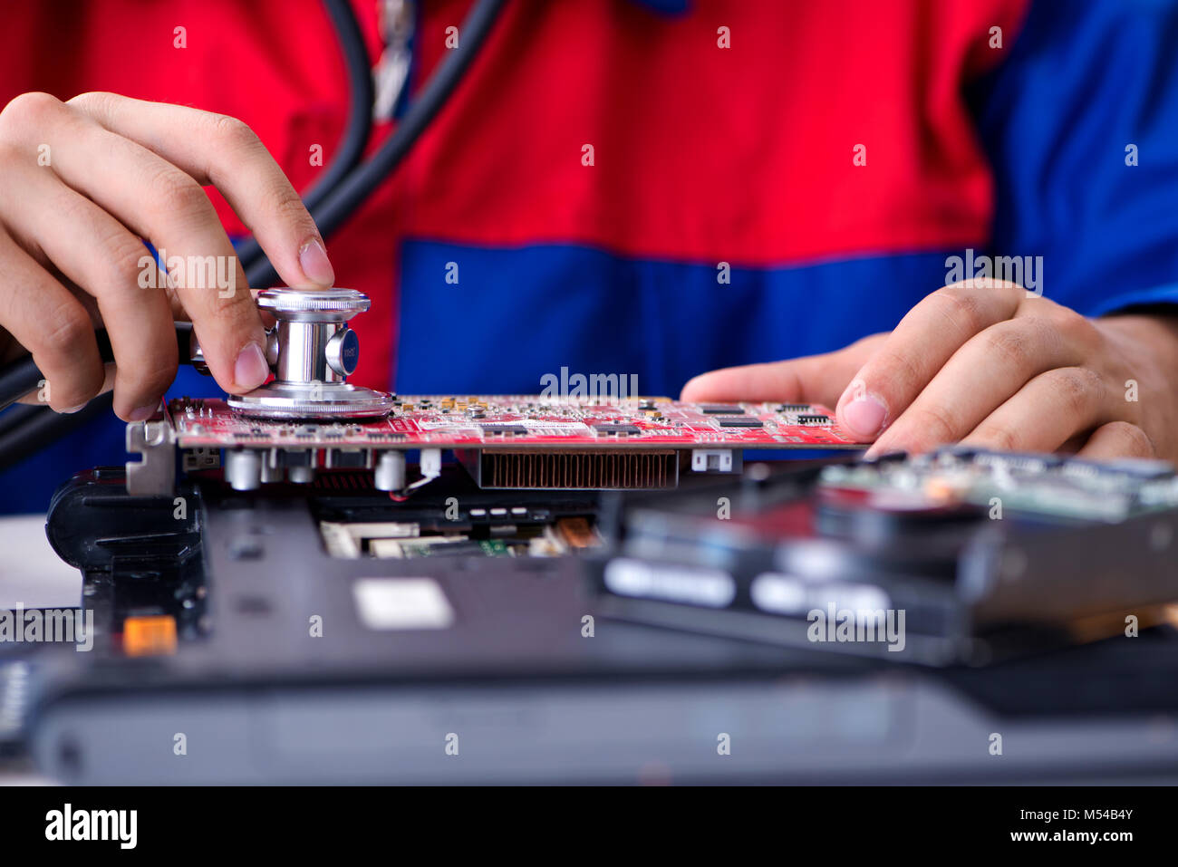 Repairman working in technical support fixing computer laptop tr Stock ...