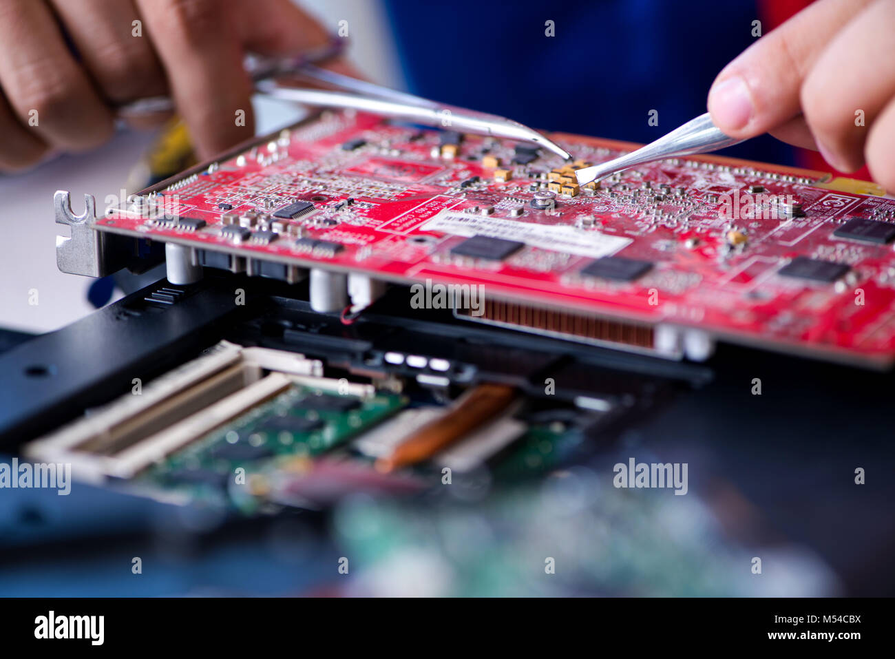 Repairman working in technical support fixing computer laptop tr Stock ...