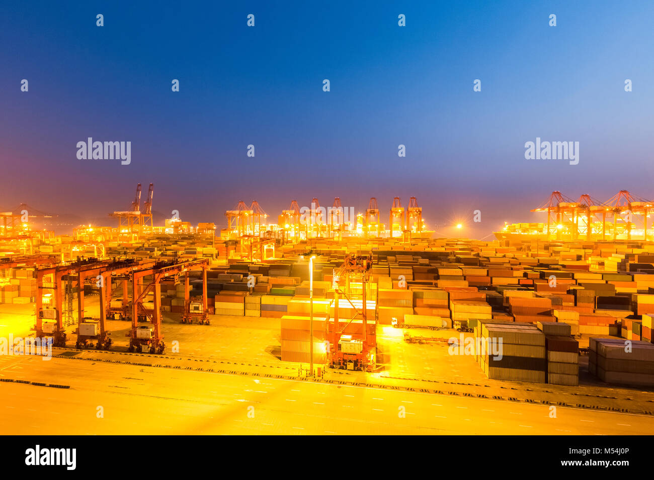 Shipping container night hi-res stock photography and images - Alamy