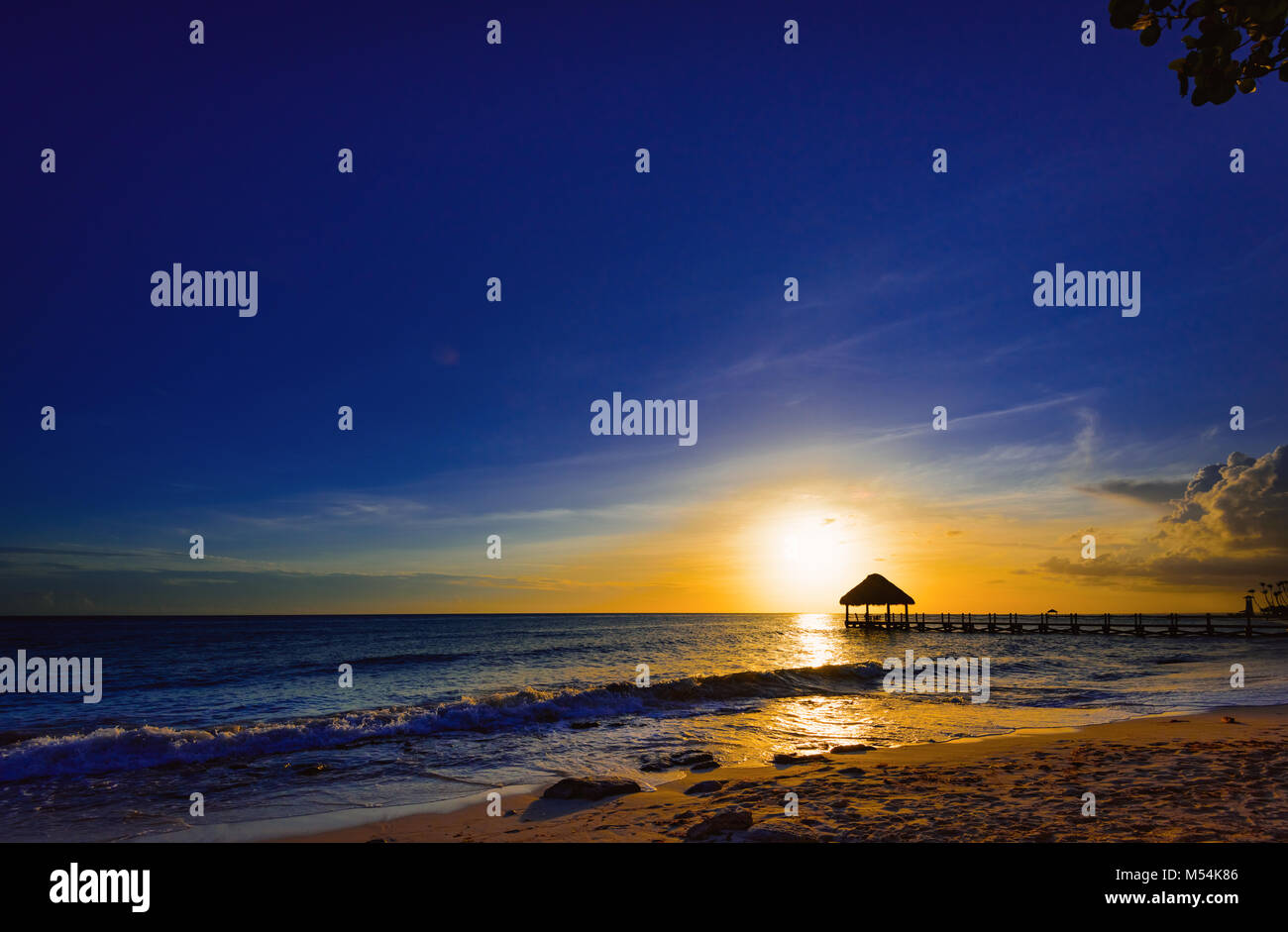 Tropical sunset caribbean ocean hi-res stock photography and images - Alamy