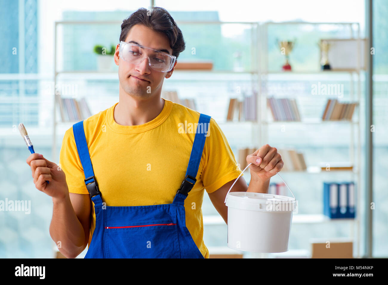 Man home paint smile bucket hi-res stock photography and images - Alamy