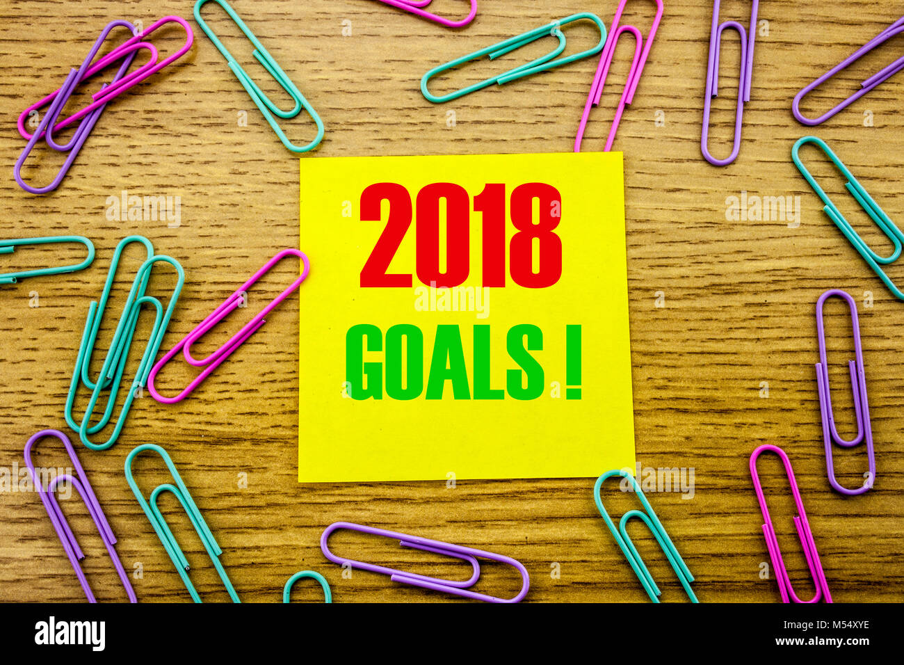 2018 goals on yellow sticky note, on wooden background. New Year ...