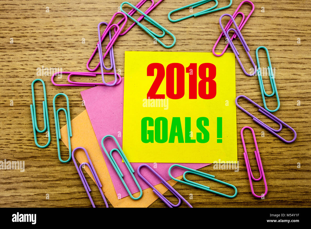 2018 goals on yellow sticky note, on wooden background. New Year ...
