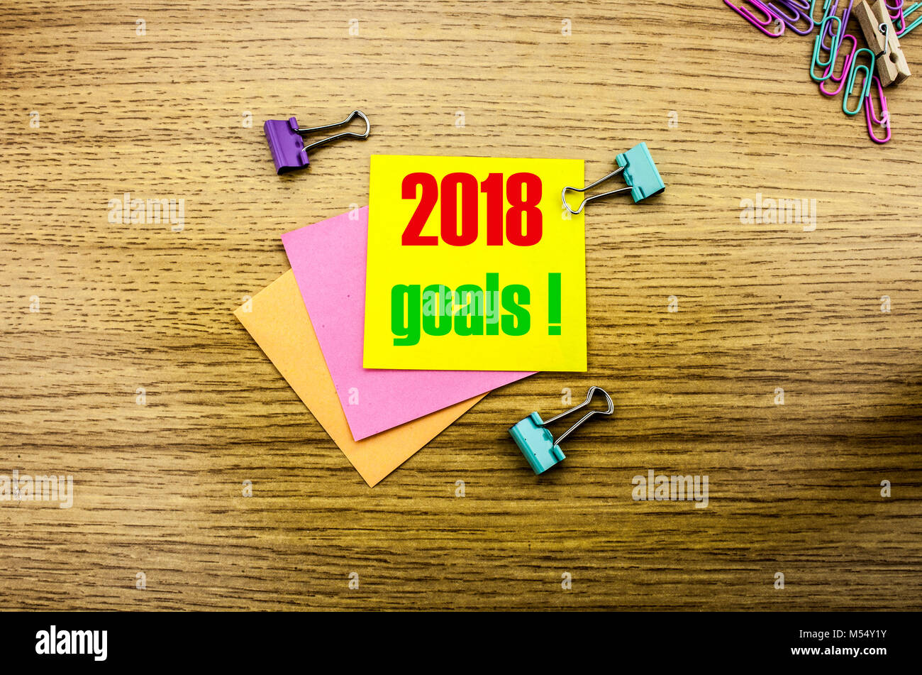 2018 goals on yellow sticky note, on wooden background. New Year ...