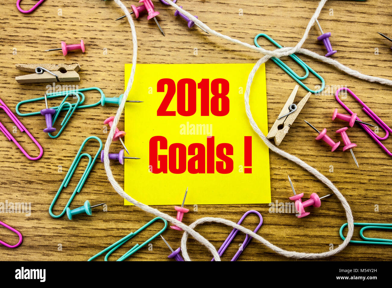 2018 goals on yellow sticky note, on wooden background. New Year ...